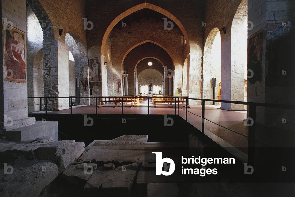 Image of Navata della vecchia chiesa dell'Abbazia di Santissima Trinita ...