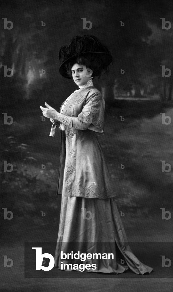 Image of French actress Miss Barelli, photo from french paper "Le Theatre"