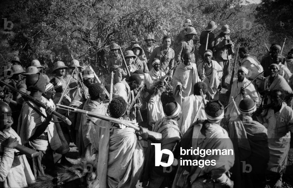 Image of “Guerre italo-éthiopienne” : groupe de soldats italiens et d ...