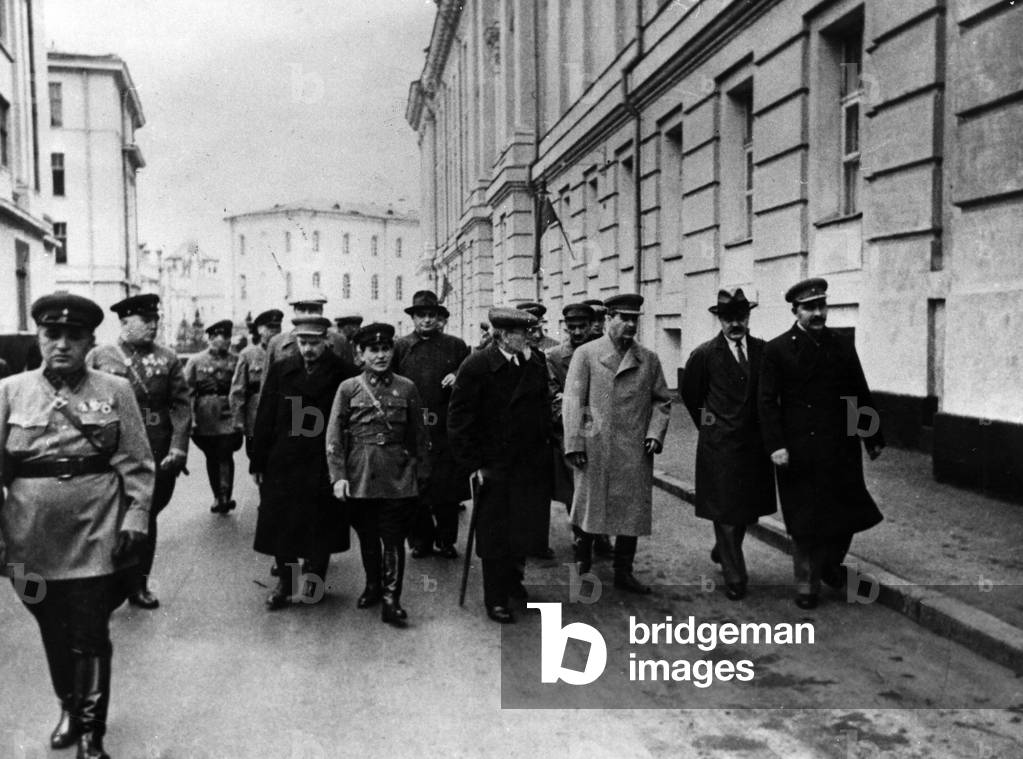 Image of Stalin walking with his retinue
