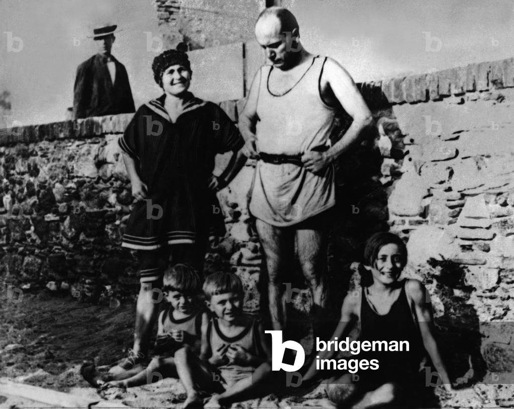 Image of Benito Mussolini with his family in Ostia (b/w photo)