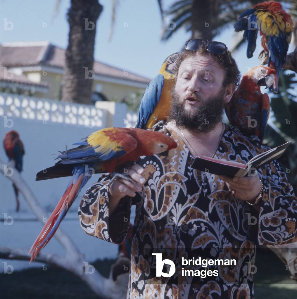 Image of German bass vocalist Ivan Rebroff posing with Parots on his