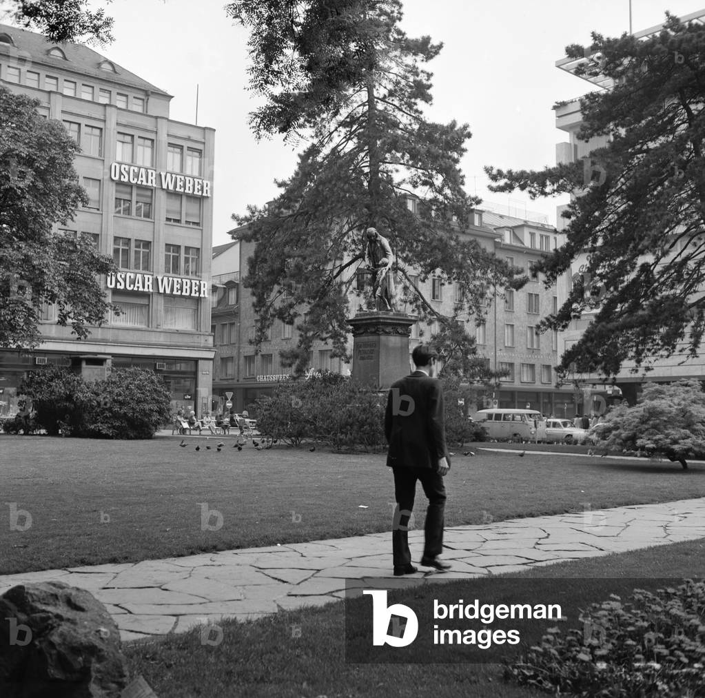 Image of The department store Oscar Weber and the Pestalozzi monument on