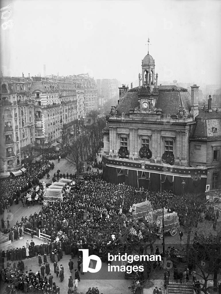 Funeral of the zeppelin's victims, Mairie du XXeme arrondissemnt, Paris ...