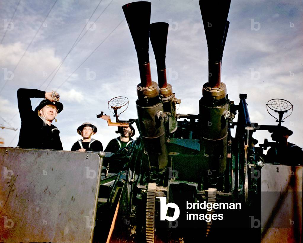 Image of english soldiers of the Royal Navy with Pom Pom Guns