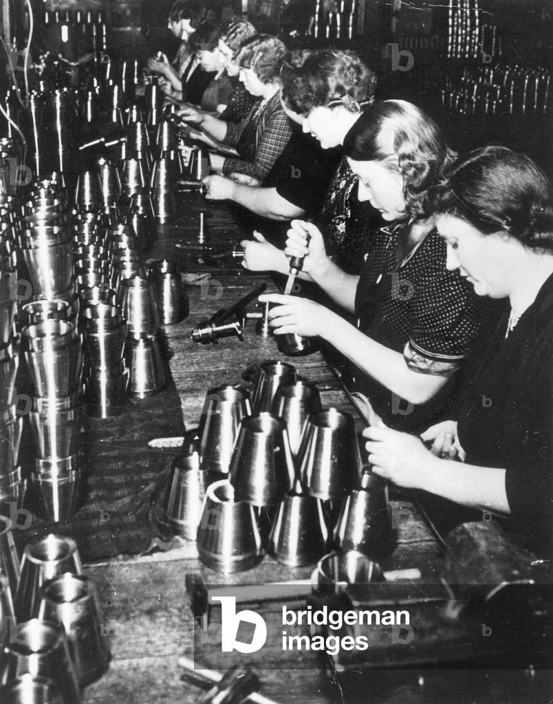 Image of Production of shells in a munitions factory in Germany, 1940