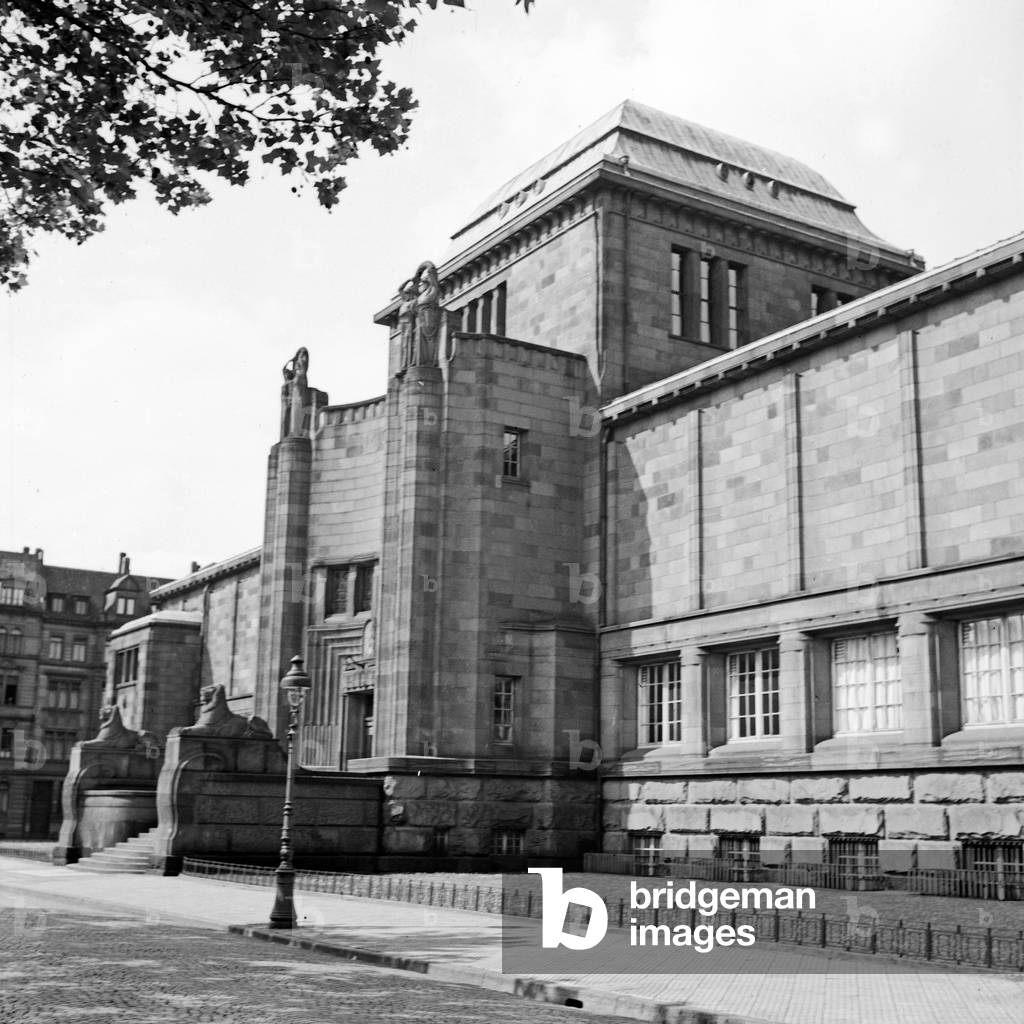 Image of Kunsthalle fine arts museum at Moltke street in Mannheim, Germany