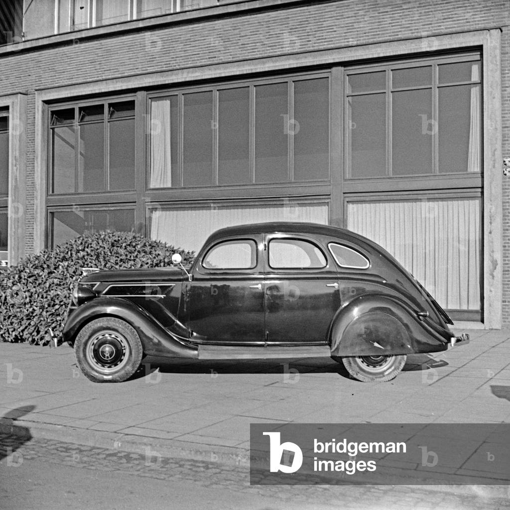 Image of A Ford V8 in front of the German Ford headquarters
