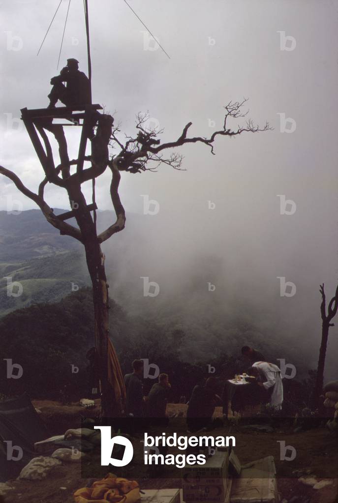Image of Guerra del Vietnam. US Marine sta di guardia in una