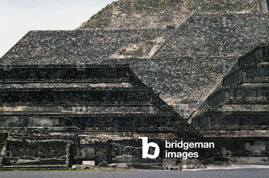 Image of Altar in small square of Pyramid of Moon, talud-tablero pyramidal