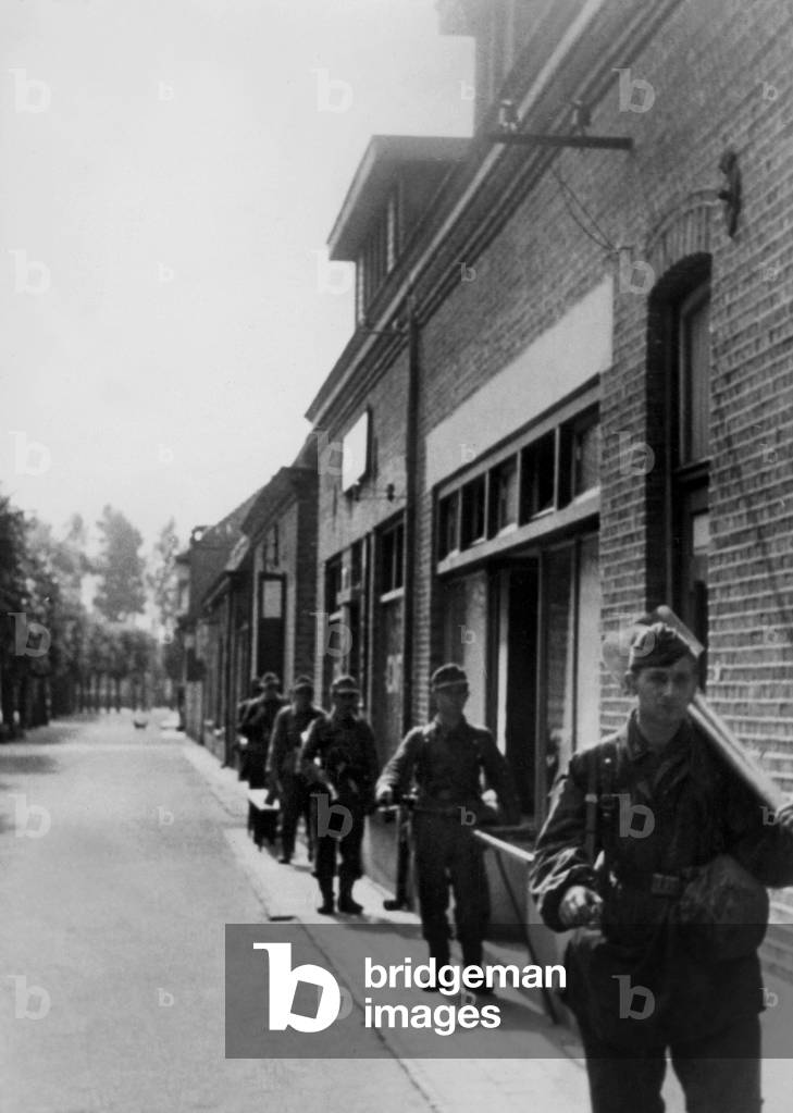 Image of Soldiers of the Waffen-SS in the Netherlands, 1944 (b/w photo)