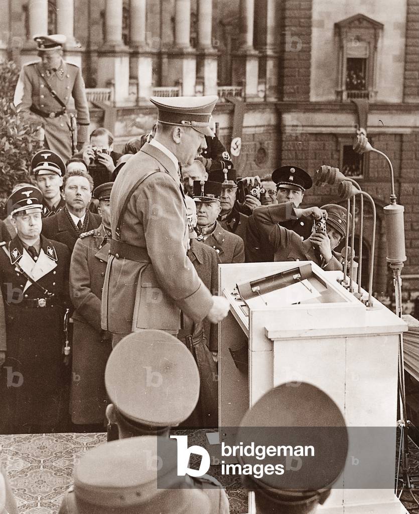 Image of Adolf Hitler on the balcony of the Hofburg in Vienna,