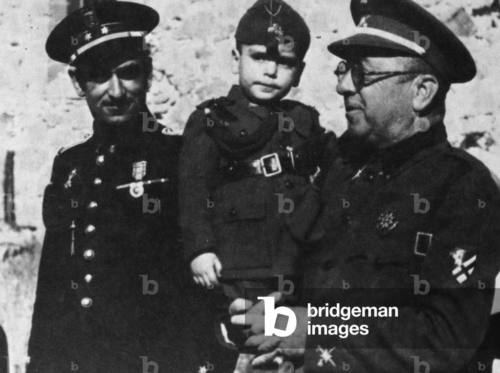 Image of 1936 Toledo, General Moscardo holding up the child Restitutus ...