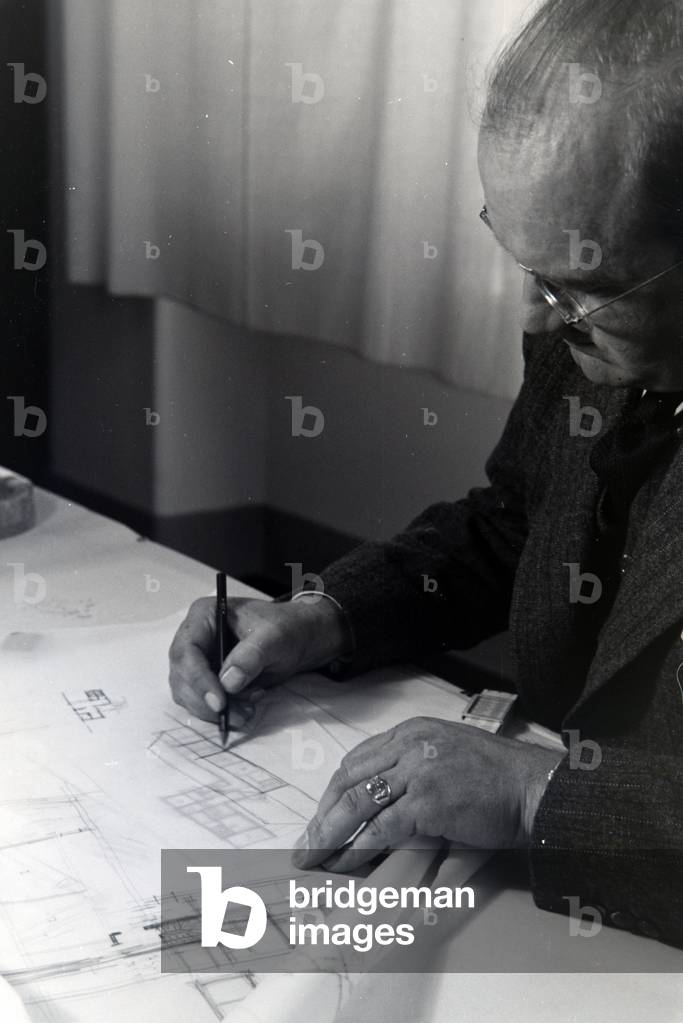 Image of The architect Franz Ruff drawing and explaining the draft, sketch