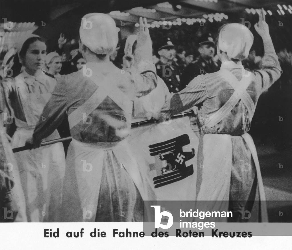Image of Red Cross nurses take the oath of allegiance to the