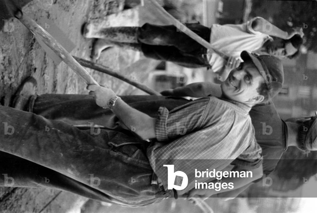 Image of Germany approx. 1950, Duesseldorf, construction worker (Kurt ...