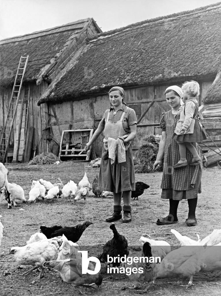 Image of Women of the Reich Labor Service on a farm, 1940
