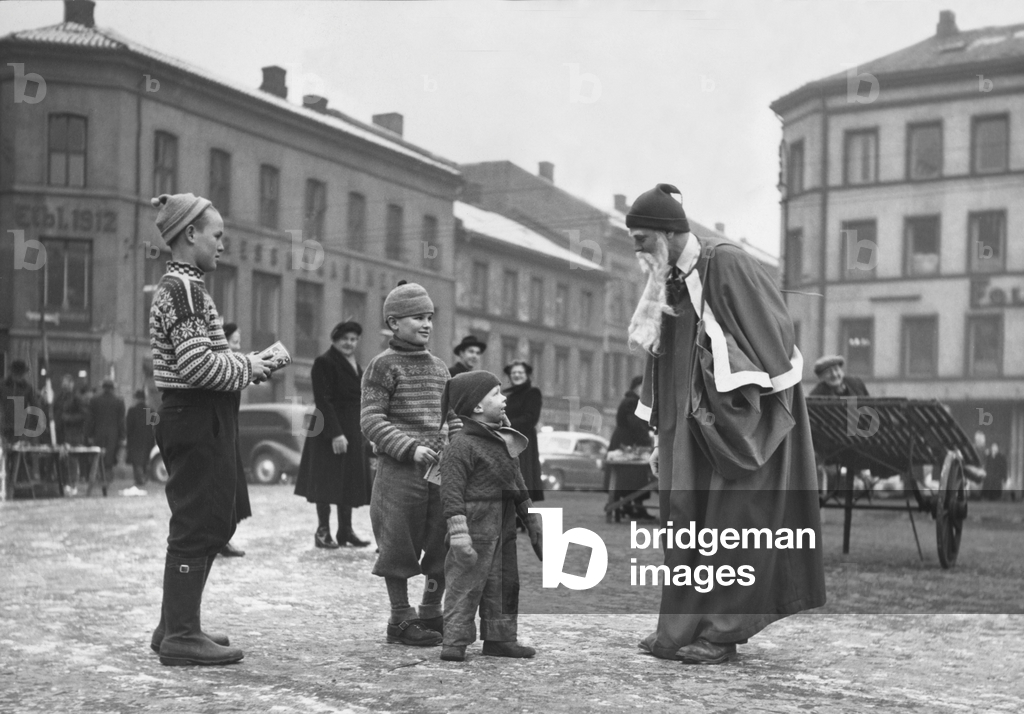 Image of Oslo 195412 - Children meet Santa Claus. These children meet
