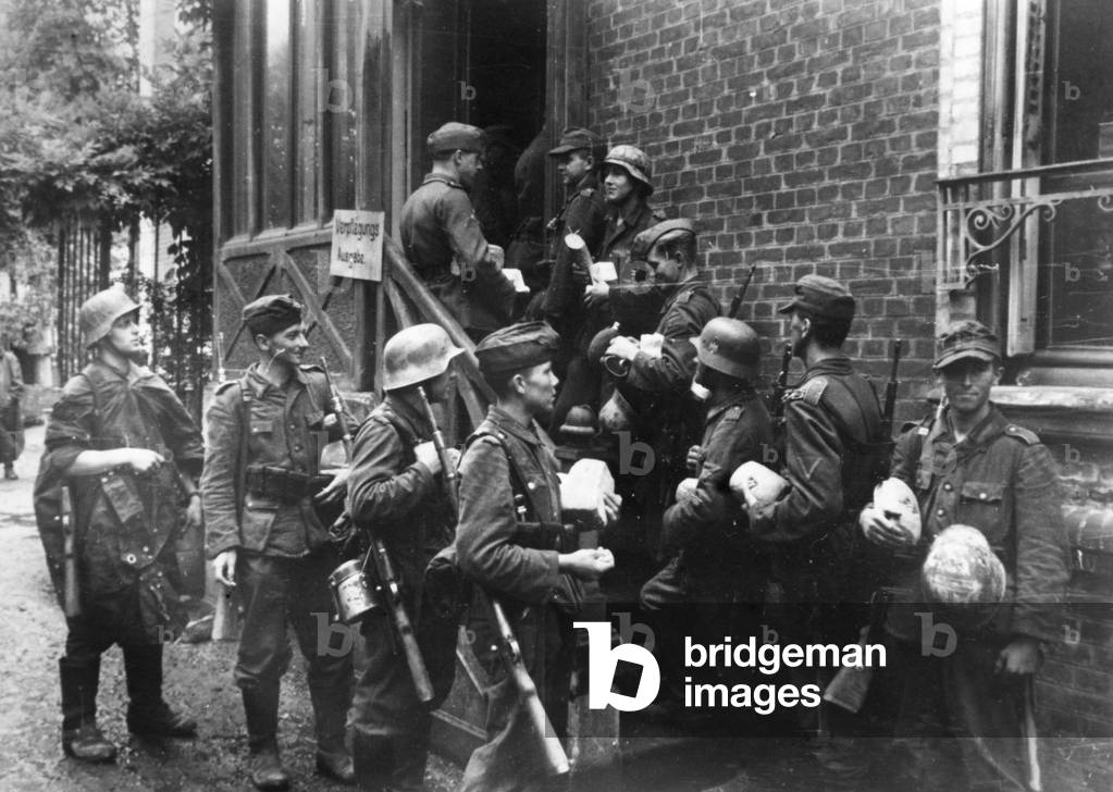 Image of Wehrmacht soldiers receive food rations, 1944 (b/w photo)