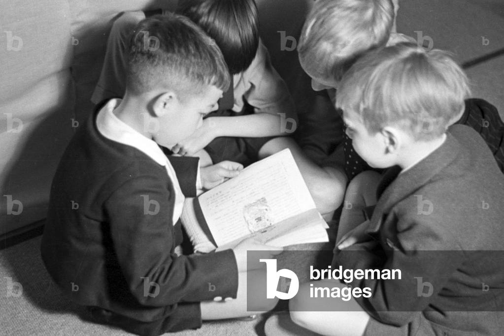 Image of German and Japanese children reading a book at an exhibition