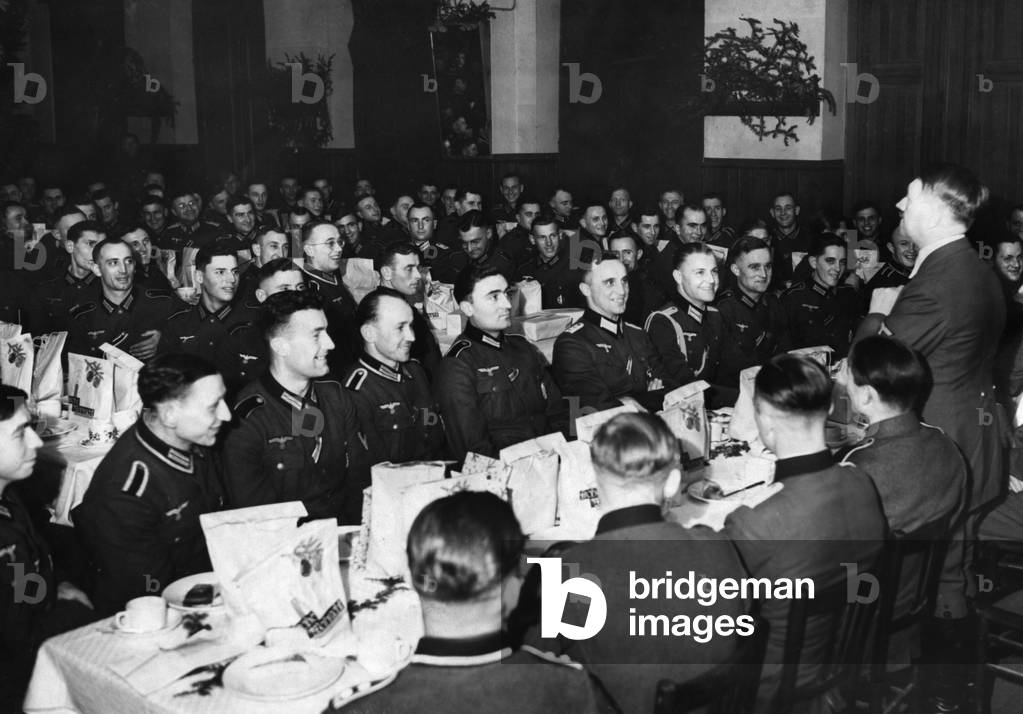Image of Adolf Hitler celebrates christmas with soldiers, 1939 (b/w photo)