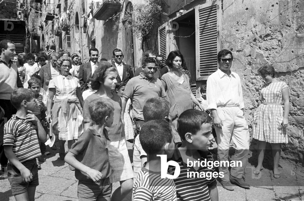 Image of Sophia Loren walking, 1963 (photo)
