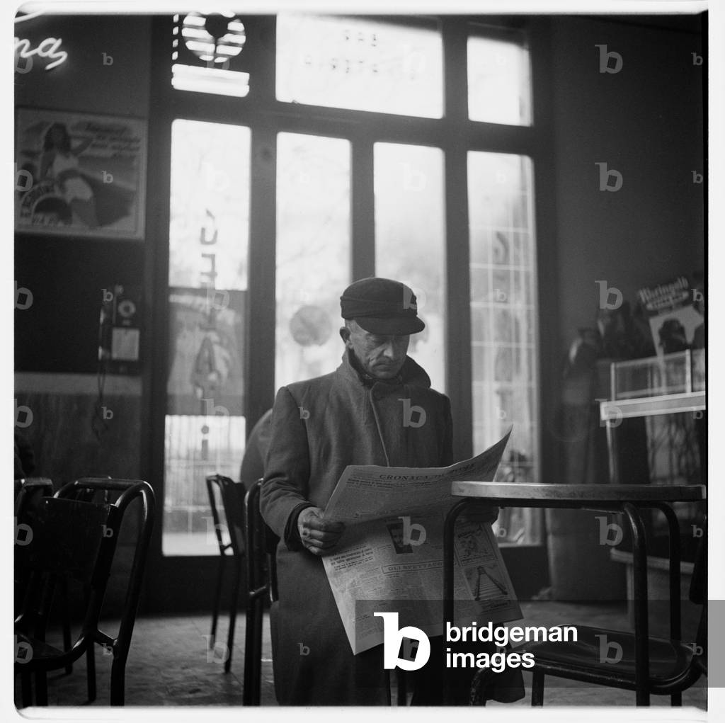 Image of Image of a man reading the newspaper, Il Messaggero Cronaca by