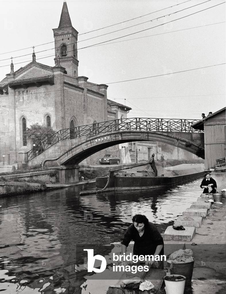 Image of Washerwomen on the Naviglio, Italy, 1950 (b/w photo)