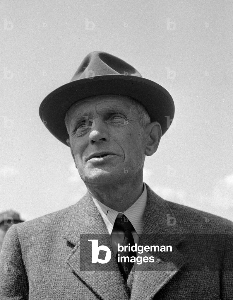 Image of Oslo 19450603 General Otto Ruge comes to Fornebu after five