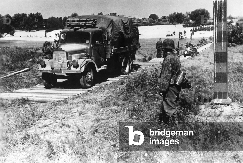 Image of Column of the Waffen SS at the Bug, 1941 (b/w