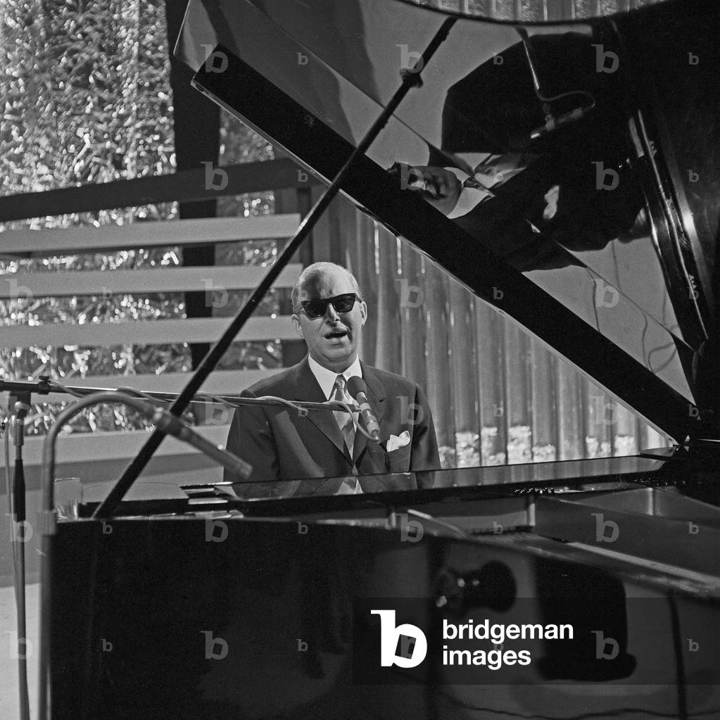 Image of German Schlager and jazz singer Wolfgang Sauer playing his grand