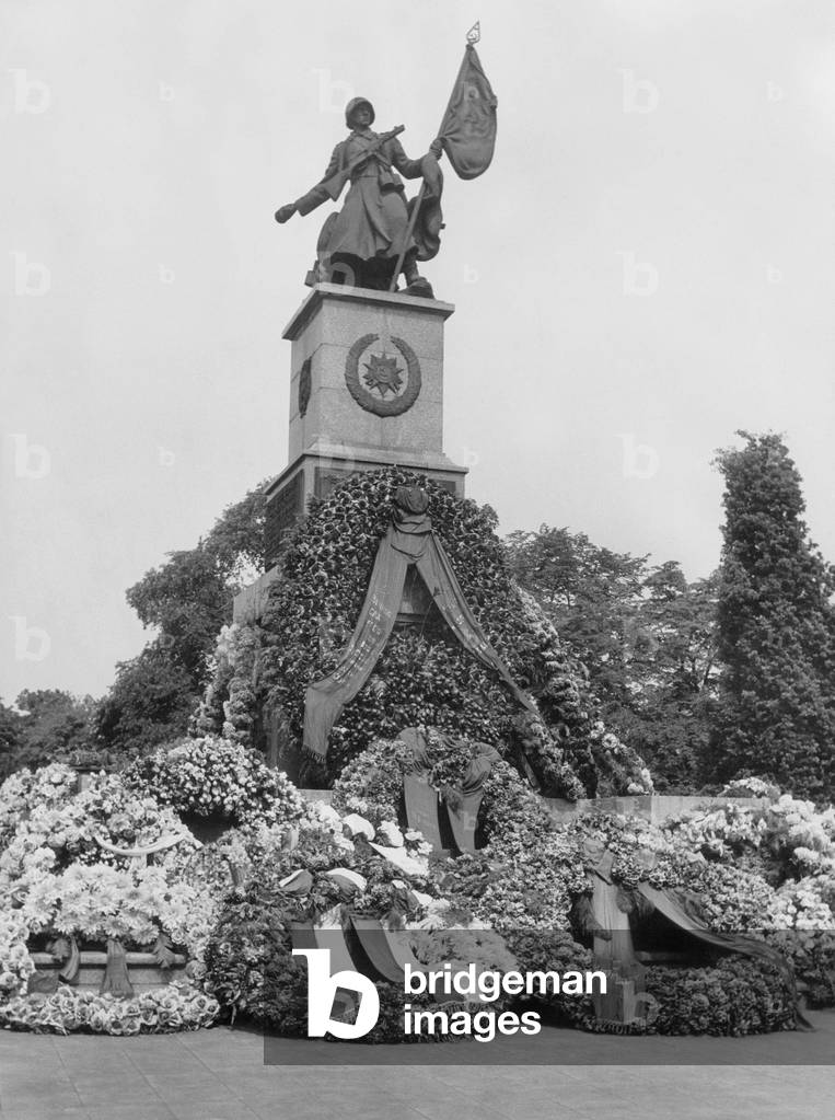 Image of Victory monument of the Red Army in Dresden, 1960 (b/w