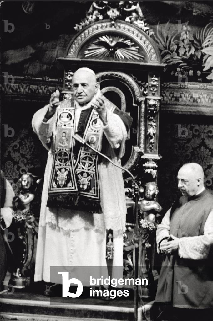 Image of Pope John XXIII receives the Balzan Peace Prize, 1963 (b/w