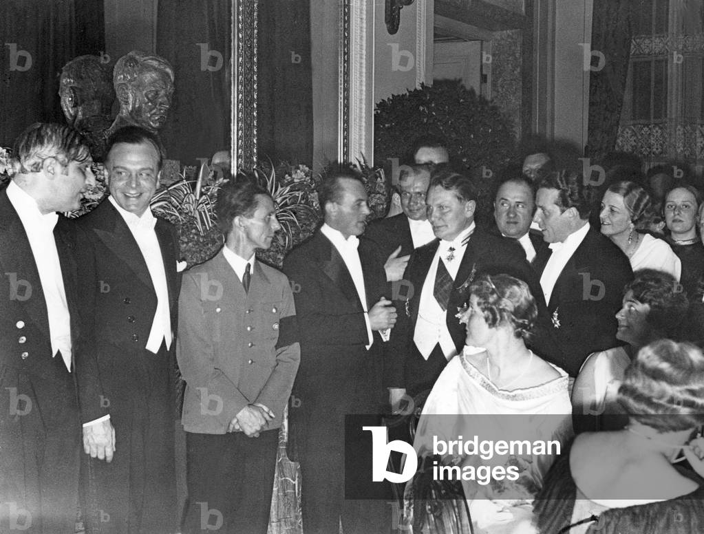 Image of Joseph Goebbels and Hermann Goering with artists in Berlin, 1935