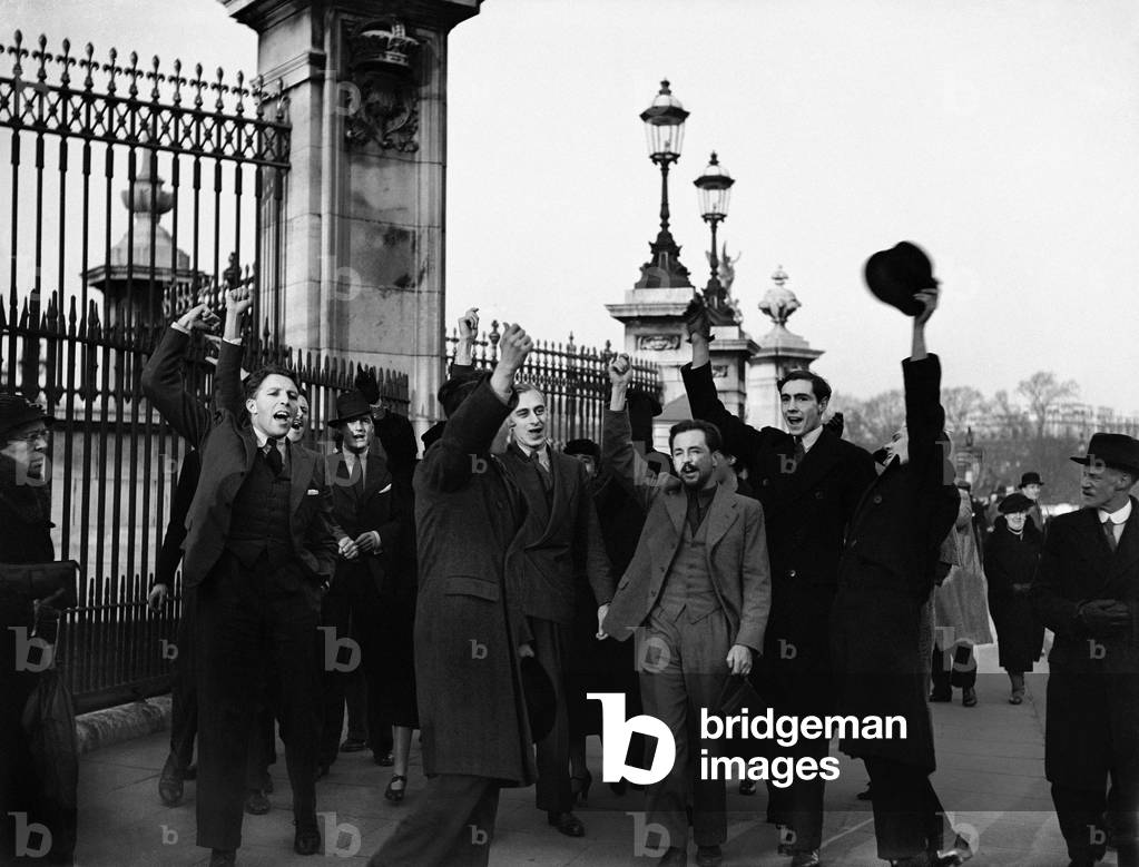 Image of Crowds gather outside Buckingham Palace waiting for news ...