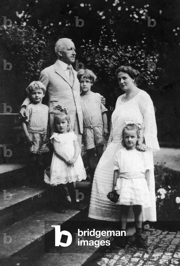 Image of Siegfried Wagner and Winifred Wagner with family (b/w photo)