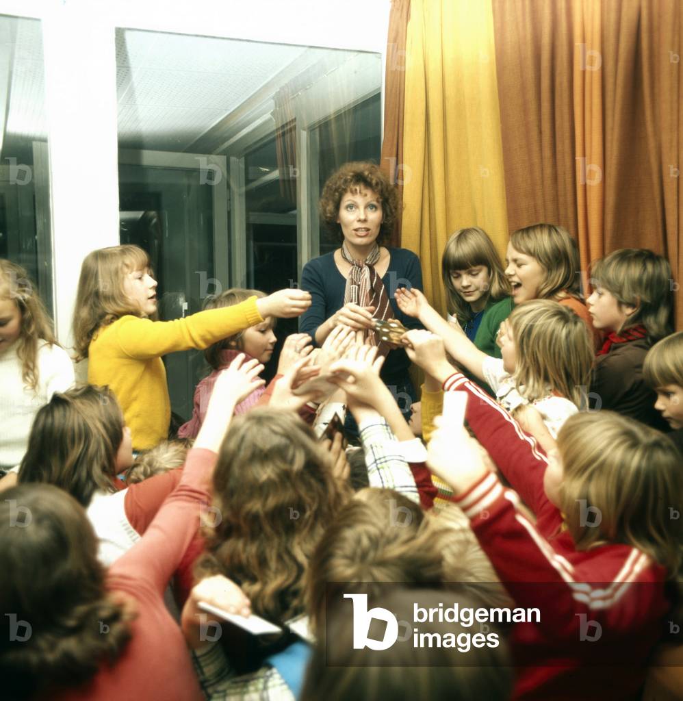 Image of German singer Su Kramer visiting a primary school at Christmas,