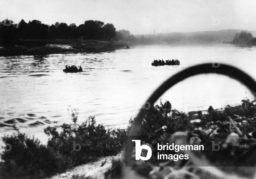 Image of German infantrymen cross the Memel, 1941 (b/w photo)
