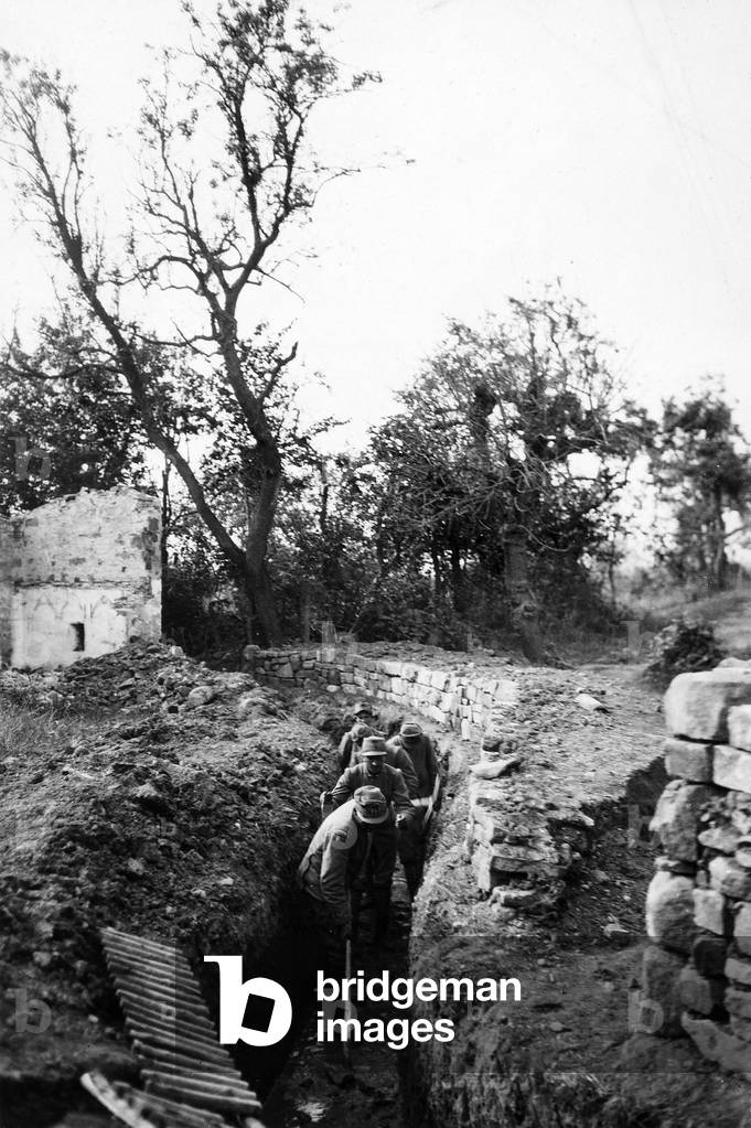 Image of Italian soldiers of World War I dig a communication trench by ...