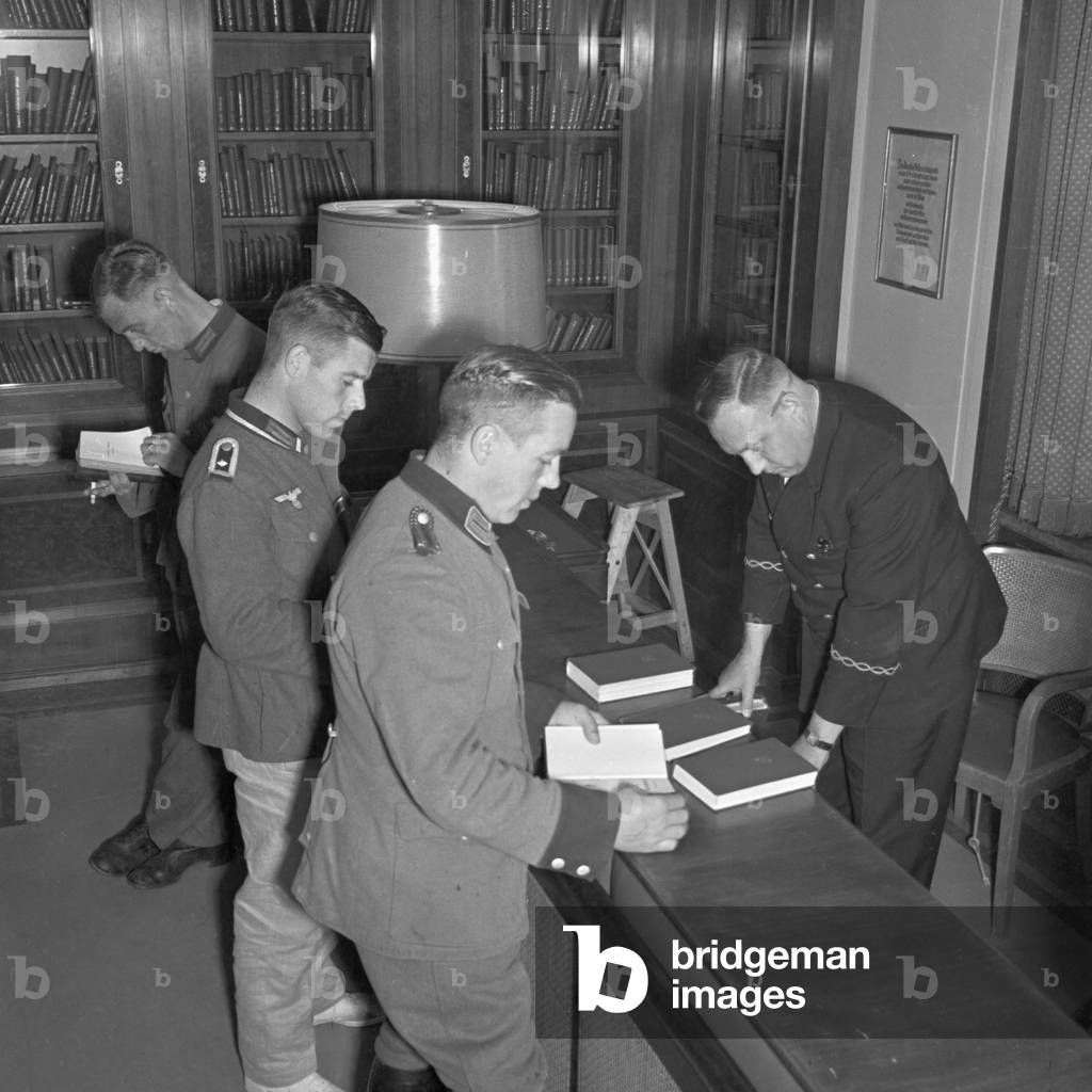 Image of Wounded soldiers lending books from the ship's library ...