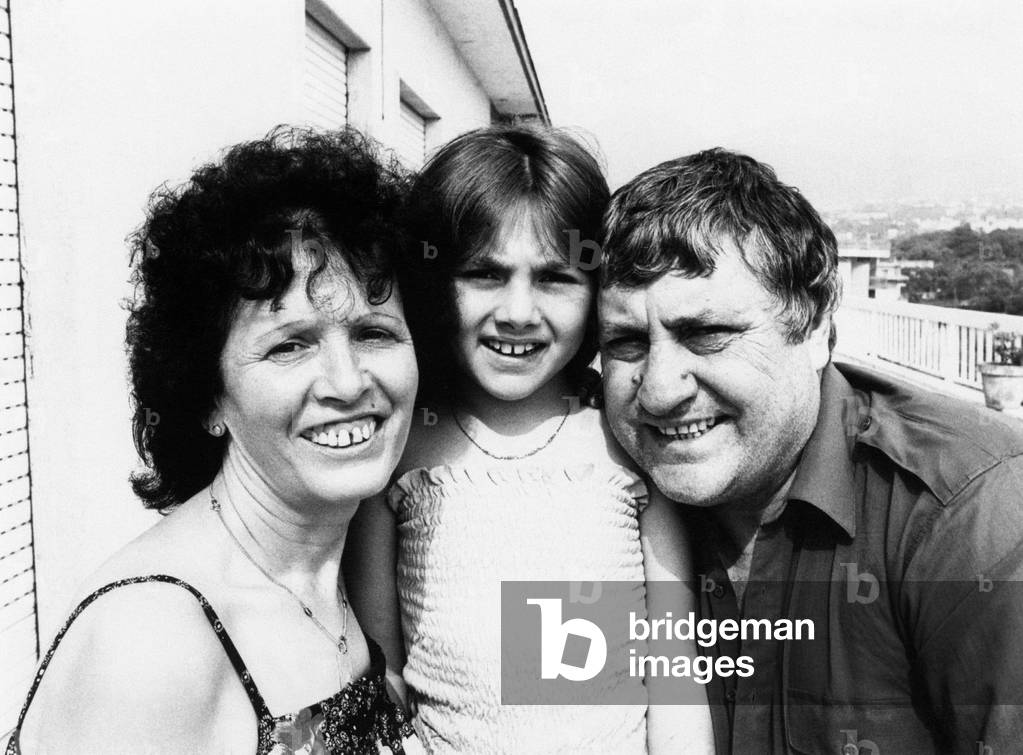 Image of Mario Merola with his wife Rosa and a niece