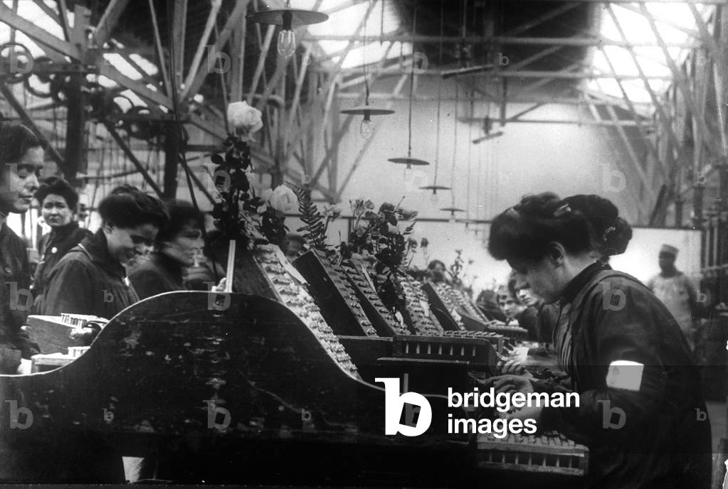 Image of Women working in an amunitions factory in France during ww1