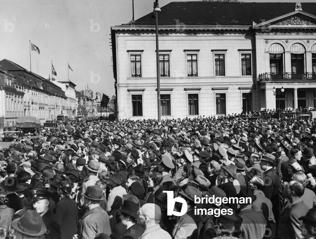 Image of Crowd on the Wilhelmsplatz on Hitler's birthday, 1940 (b/w photo)