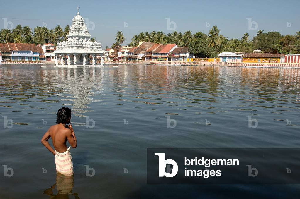 Image of Buildings around the pool of Thanumalayan Temple in Suchindram in