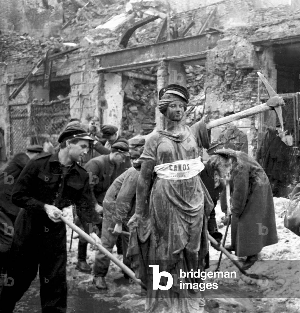 Image of Postwar Warsaw, 1946 (b/w photo)
