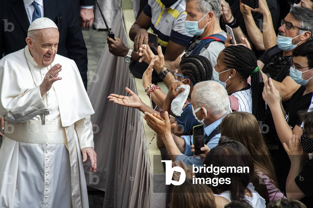Image of Pope Francis meets faithfuls at the end of a limited