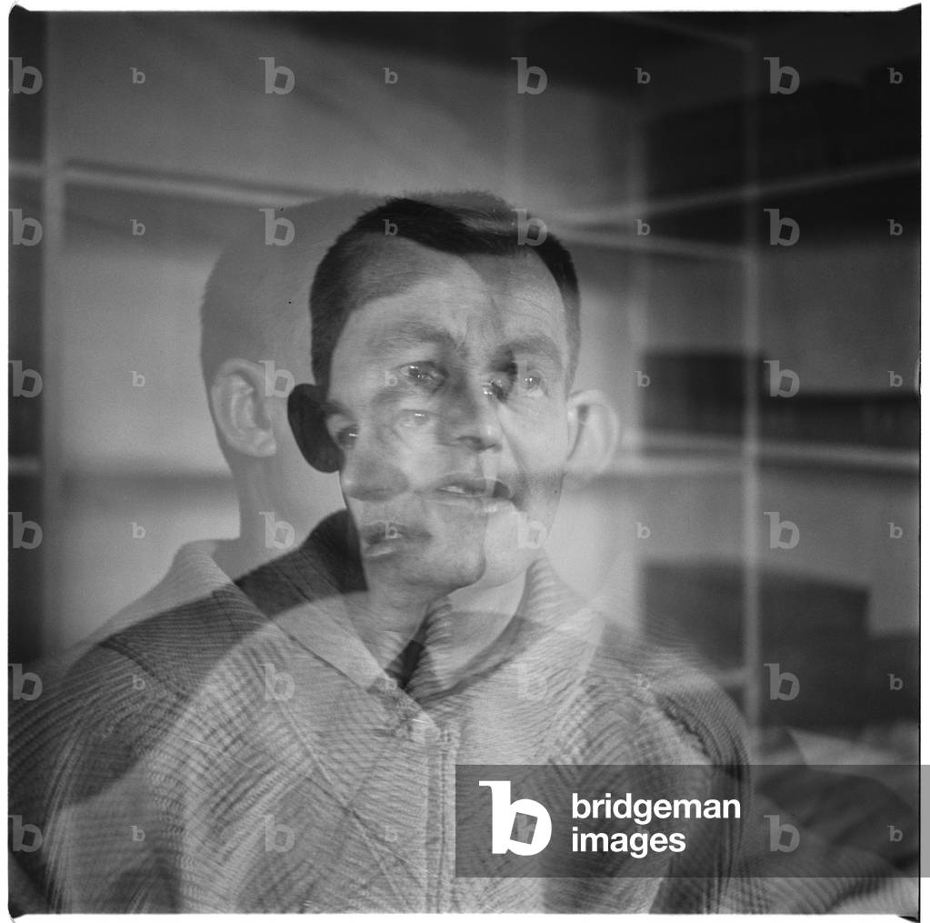 Image of Colin McInnes, portrait of writer Colin McInnes in his home ...