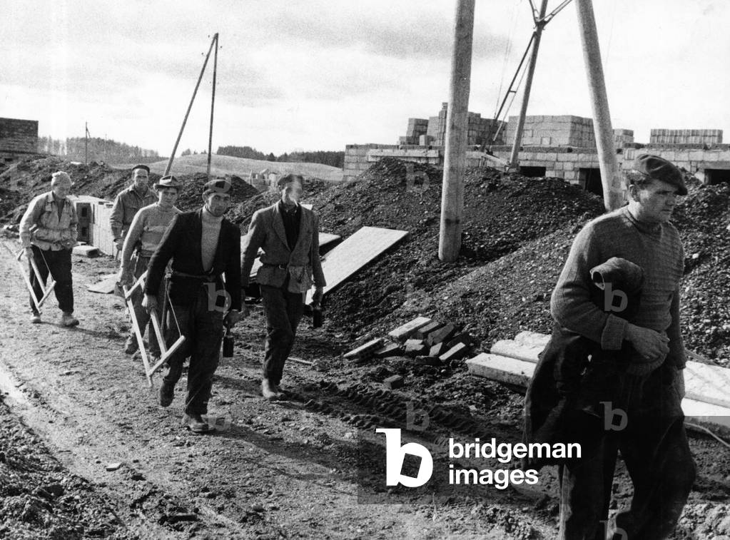Image of Italian workers with saws at their place of work, 1960