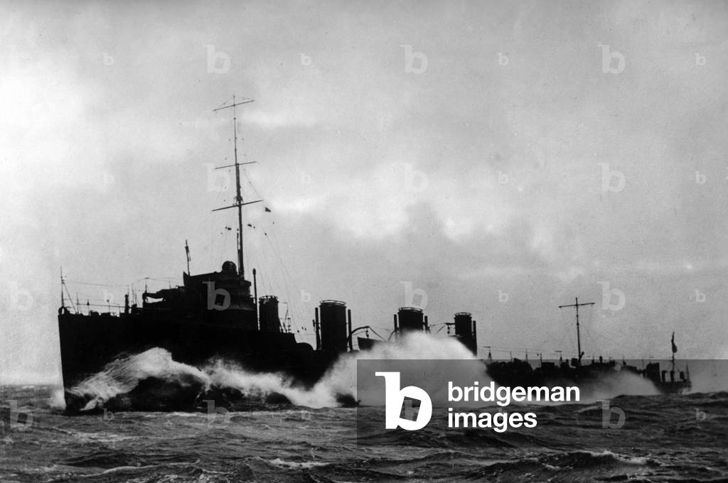 Image of English destroyer in World War I (b/w photo)