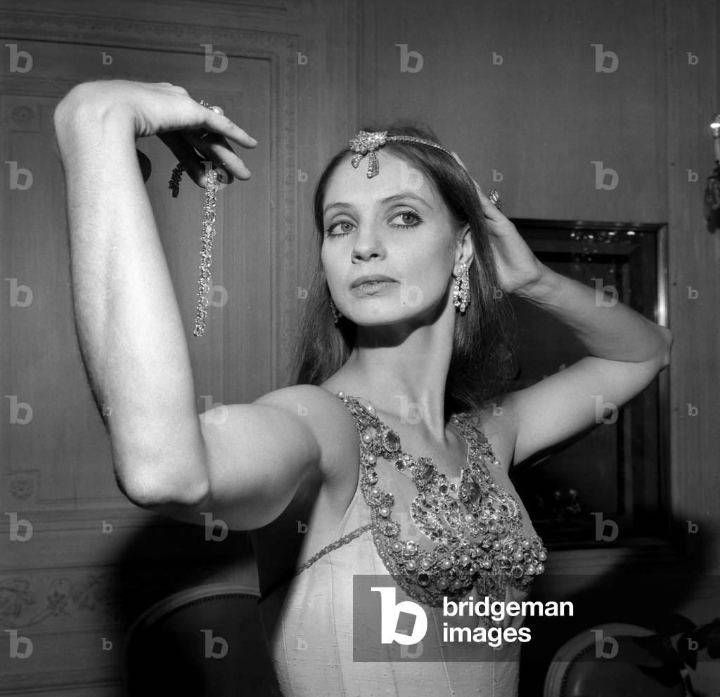 Image of Dancer Suzanne Farrell wearing Van Cleef and Arpels jewelry for